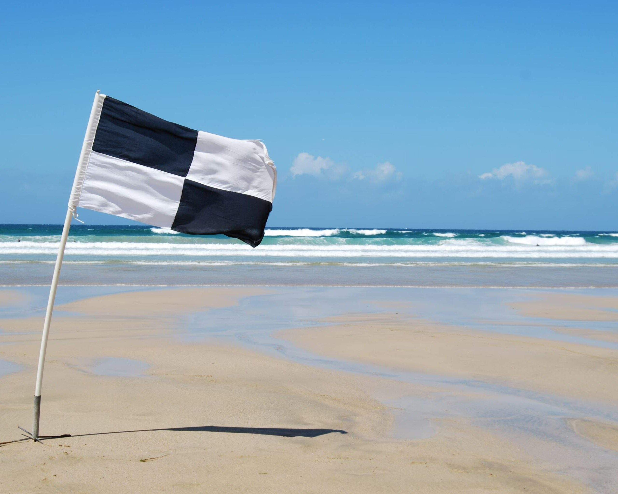 Die verschiedenen Flaggen am Strand und ihre Bedeutung - KAYAK